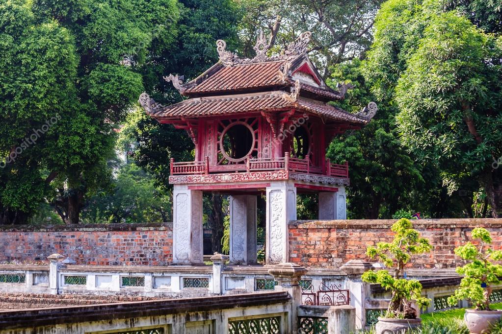 Van mieu Quoc tu giam i Hanoi, Vietnam — Stockfotografi © Aoshivn #81786018