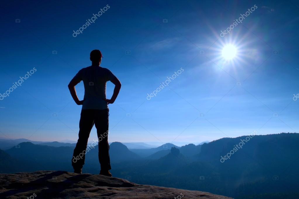 El excursionista está de pie en el pico de roca arenisca en el parque ...