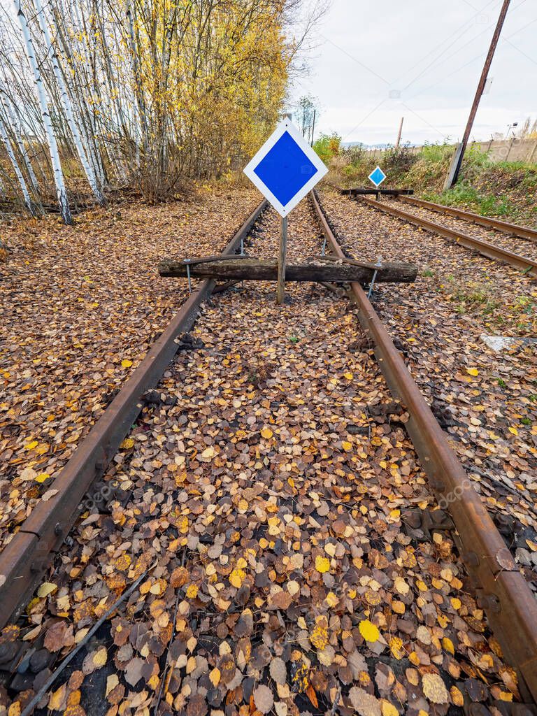 Parada de tampón de madera con parada de señal azul. La señal que ...