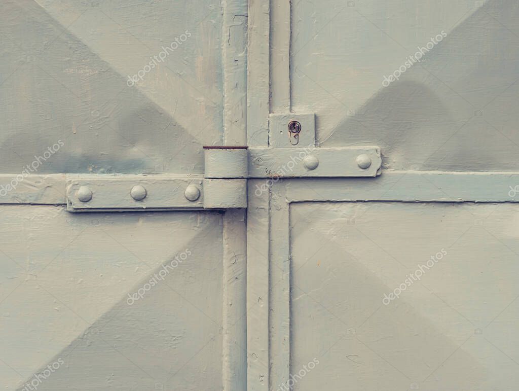 Pestillo metálico oxidado con carcasa de bloqueo de garaje o almacén de ...