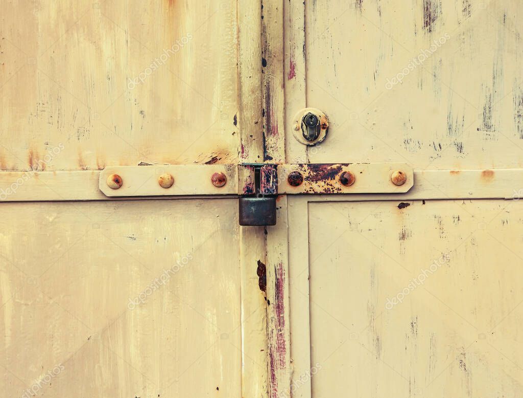 Pestillo metálico oxidado con carcasa de bloqueo de garaje o almacén de ...
