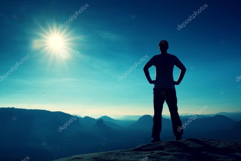 Solo excursionista en casquete rojo de pie en el pico de roca arenisca ...