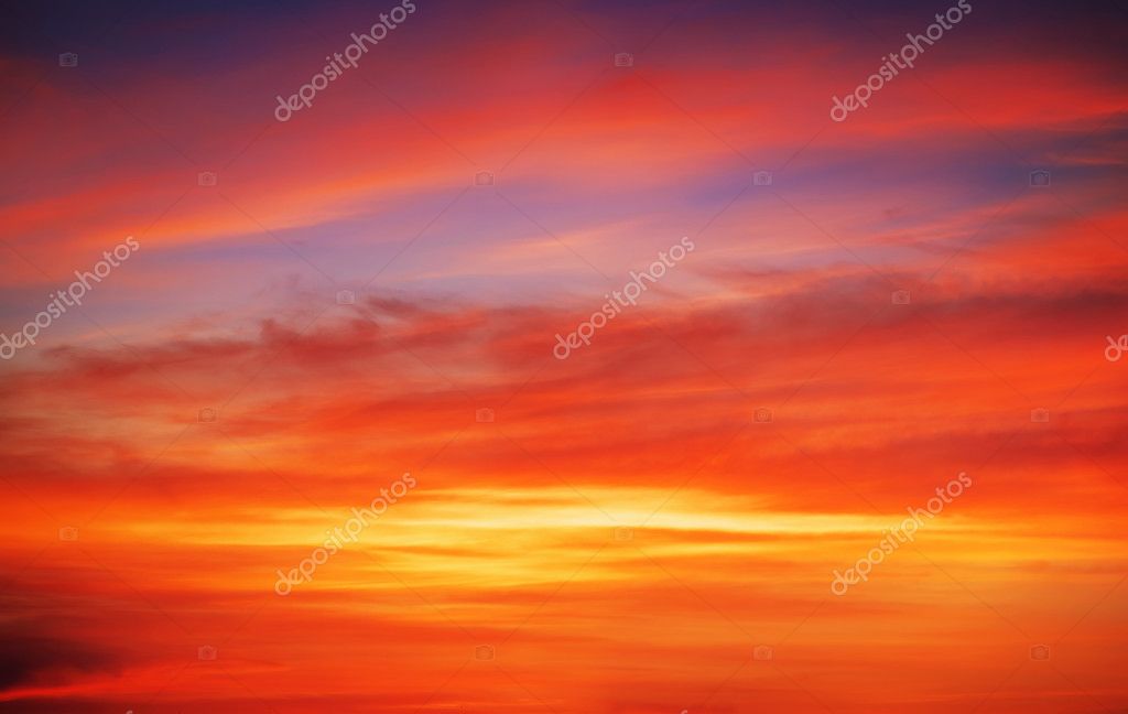 Beau coucher de soleil avec des nuages — Photographie ES0lex © #118875006