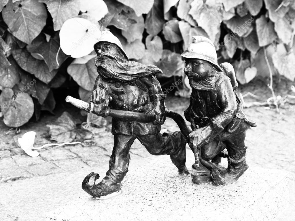 Two dwarf firemen figurines in Wroclaw — Stock Editorial Photo © pyty ...