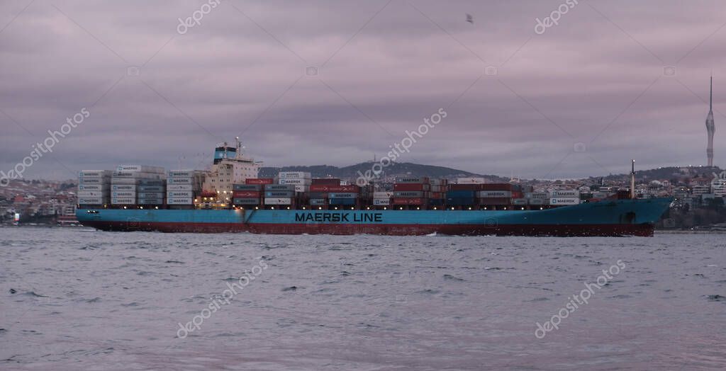 El buque portacontenedores MAERSK Line pasa a través del Bósforo en ...