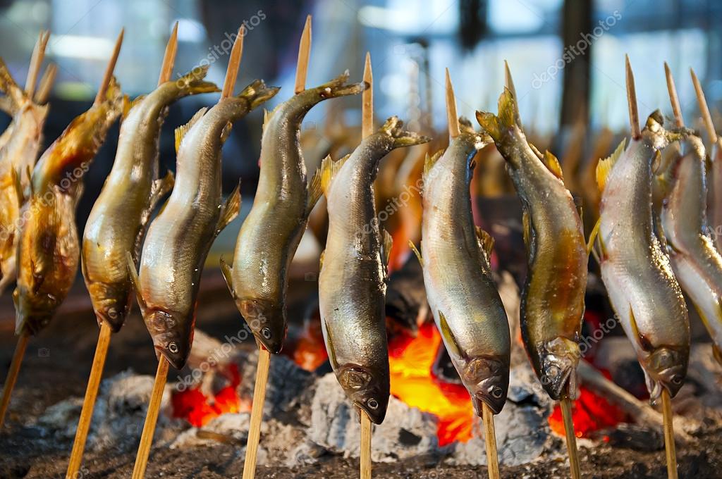 Comida rápida japonesa, pinchos de pescado a la parrilla. 2024