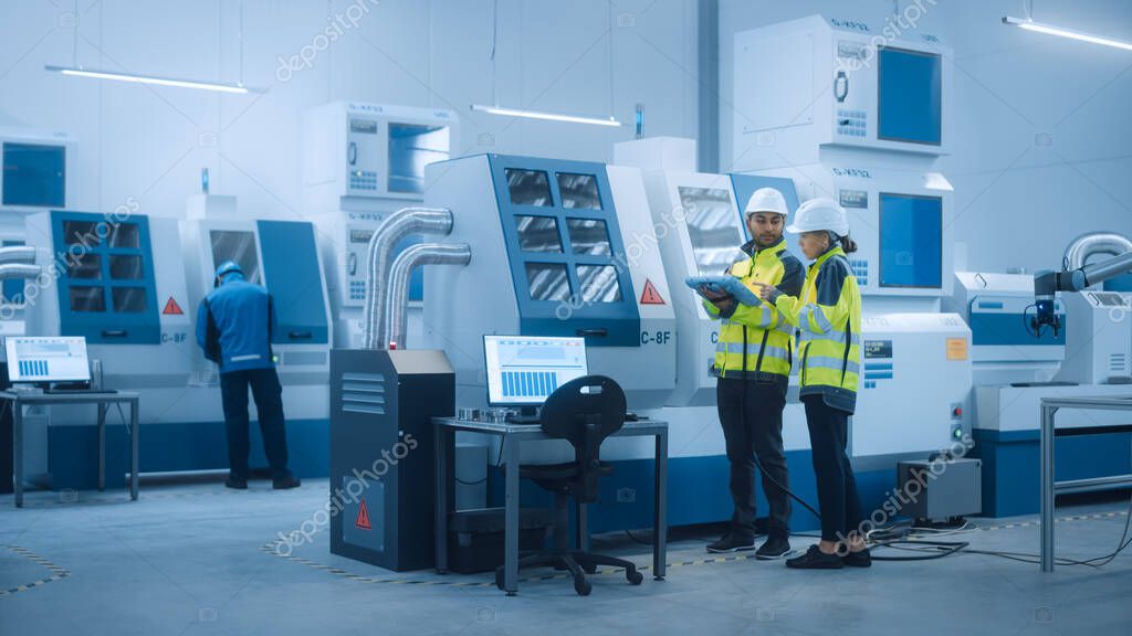 Ingeniero jefe y gerente de proyecto que usa chalecos de seguridad y ...