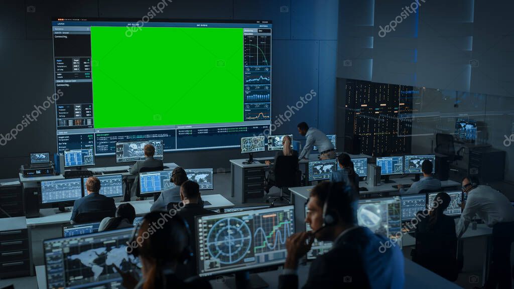 Big Green Screen Horizontal Mock Up en una Sala del Centro de Control ...