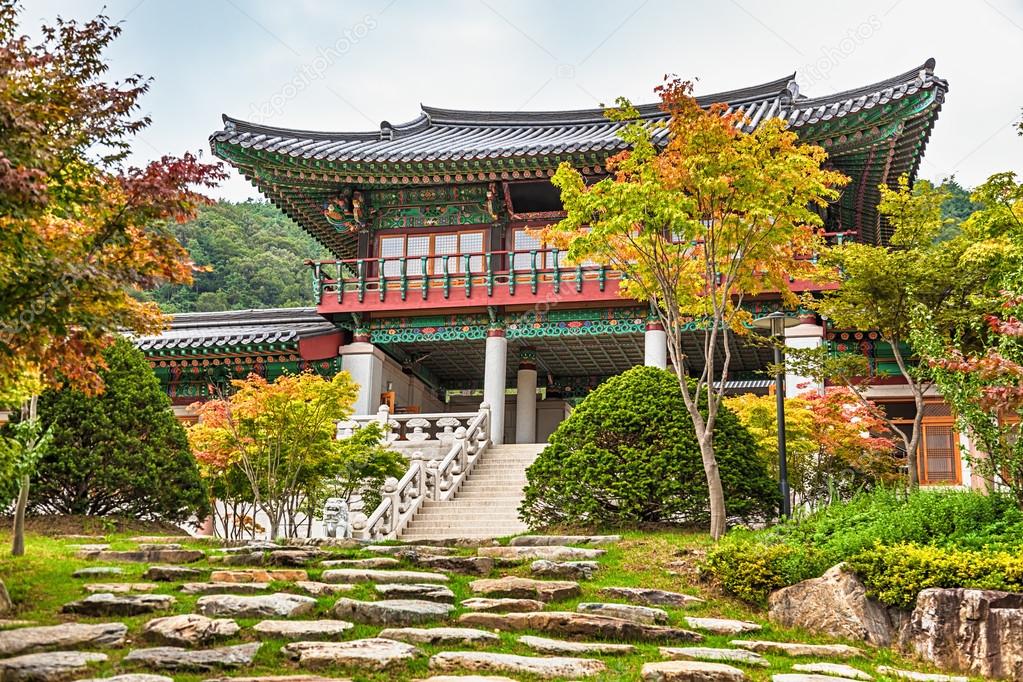 Arquitectura tradicional edificio antiguo templo en Corea: fotografía ...