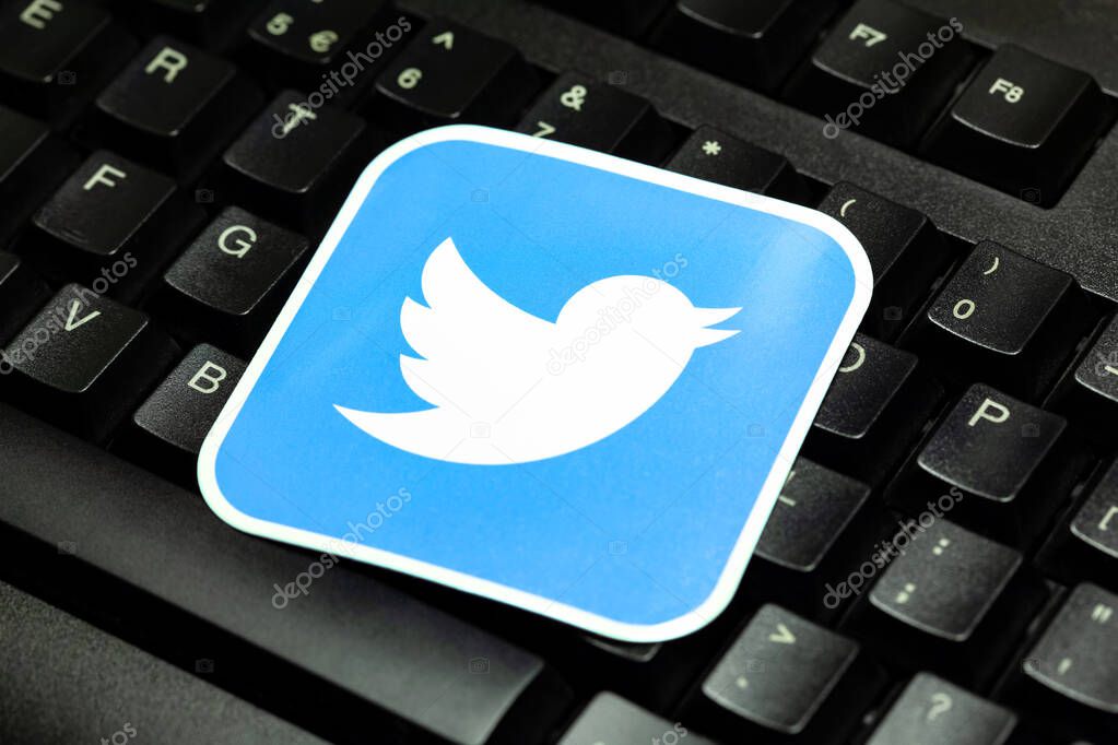 Logo de Twitter que pone en un teclado de PC, primer plano. Twitter ...
