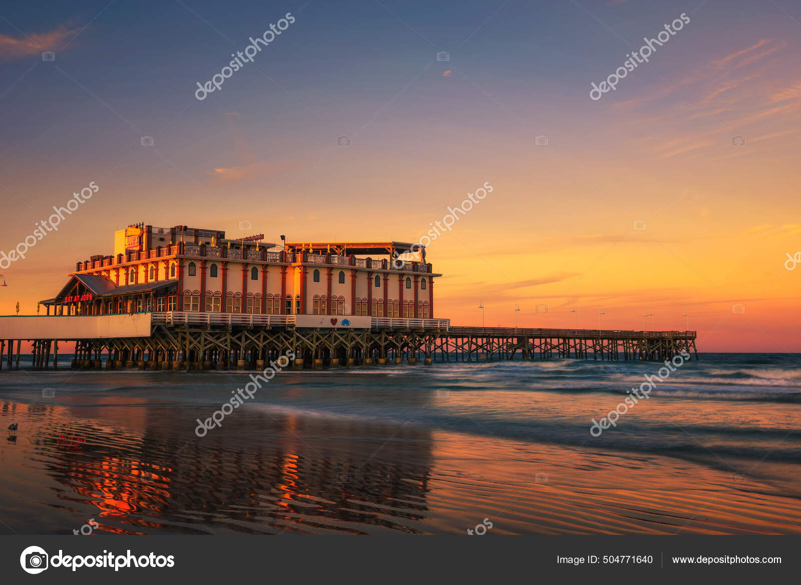 Sunset above Daytona Beach Main Street Pier With Joes Crab Shack ...