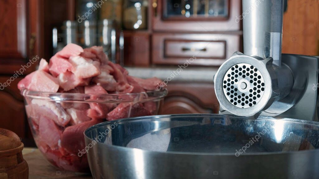 Grill grinder primer plano en el fondo de un recipiente de vidrio con ...