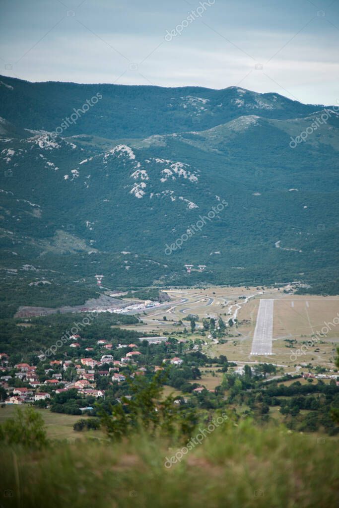 Vista panorámica de la pista de Grobnik amater y circuito con montañas ...