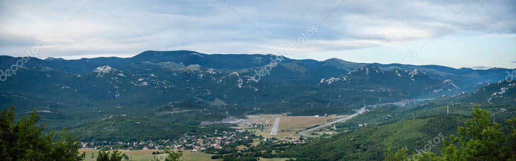 Vista panorámica de la pista de Grobnik amater y circuito con montañas ...