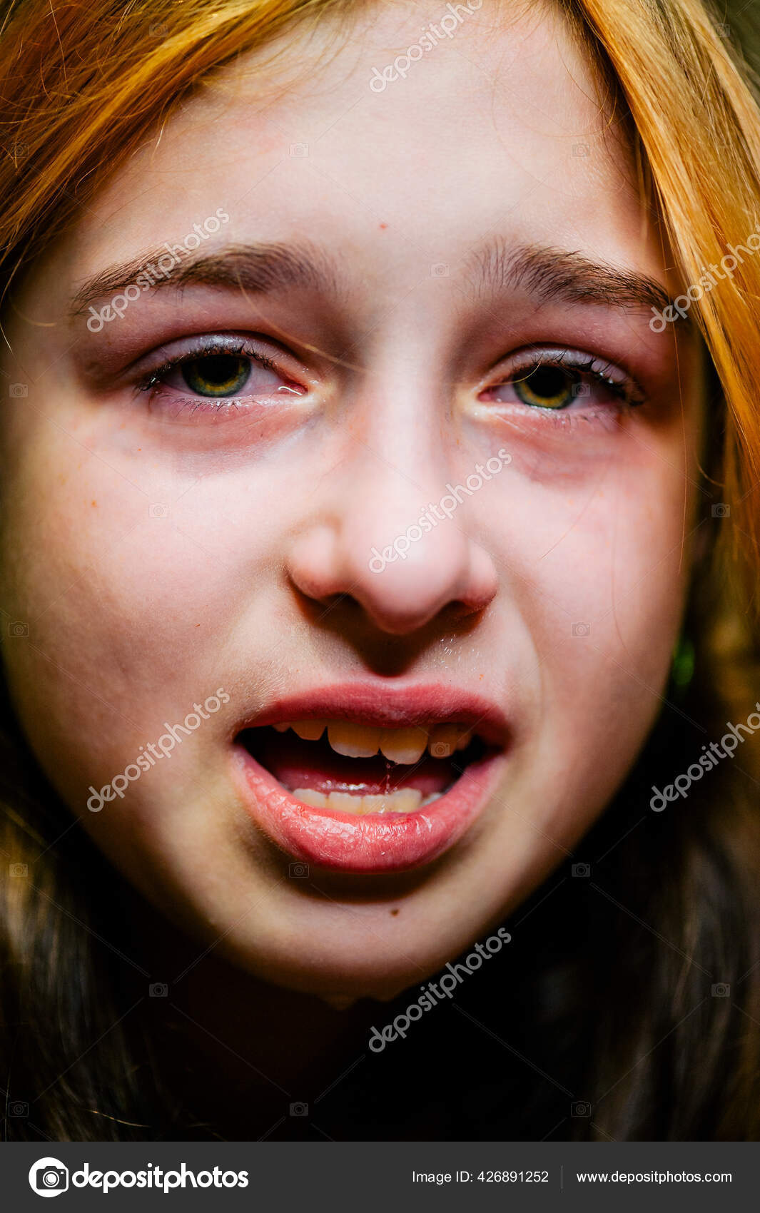 Petite Fille Triste Après Avoir Pleuré Pleurer Petite Belle Fille image ...