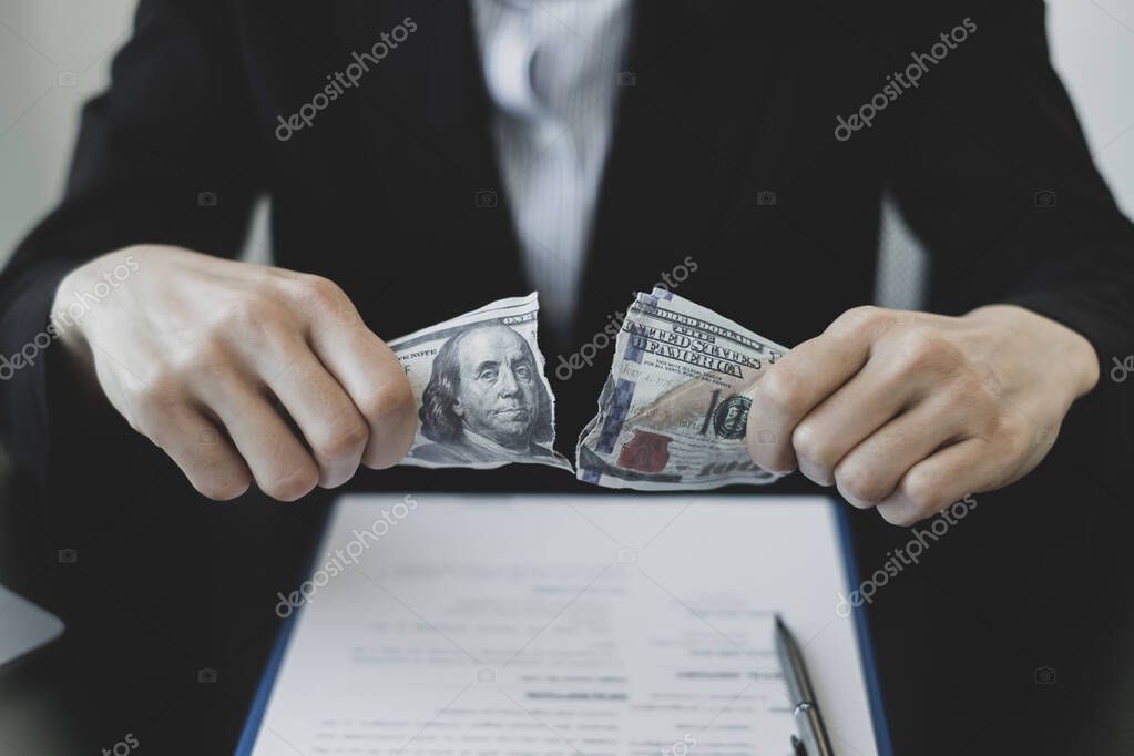 El empresario niega el dinero propuesto por su socio para sobornar el concepto de soborno y ...