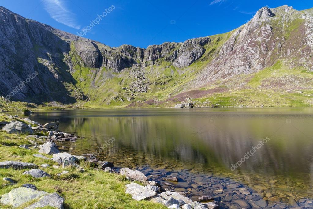 Lake and mountains, Llyn Idwal and the Devils Kitchen. — Stock Photo ...