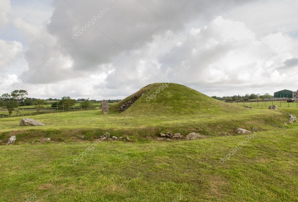 Bryn Celli Ddu prehistoric passage tomb. Stock Photo by ©fatmanphoto ...