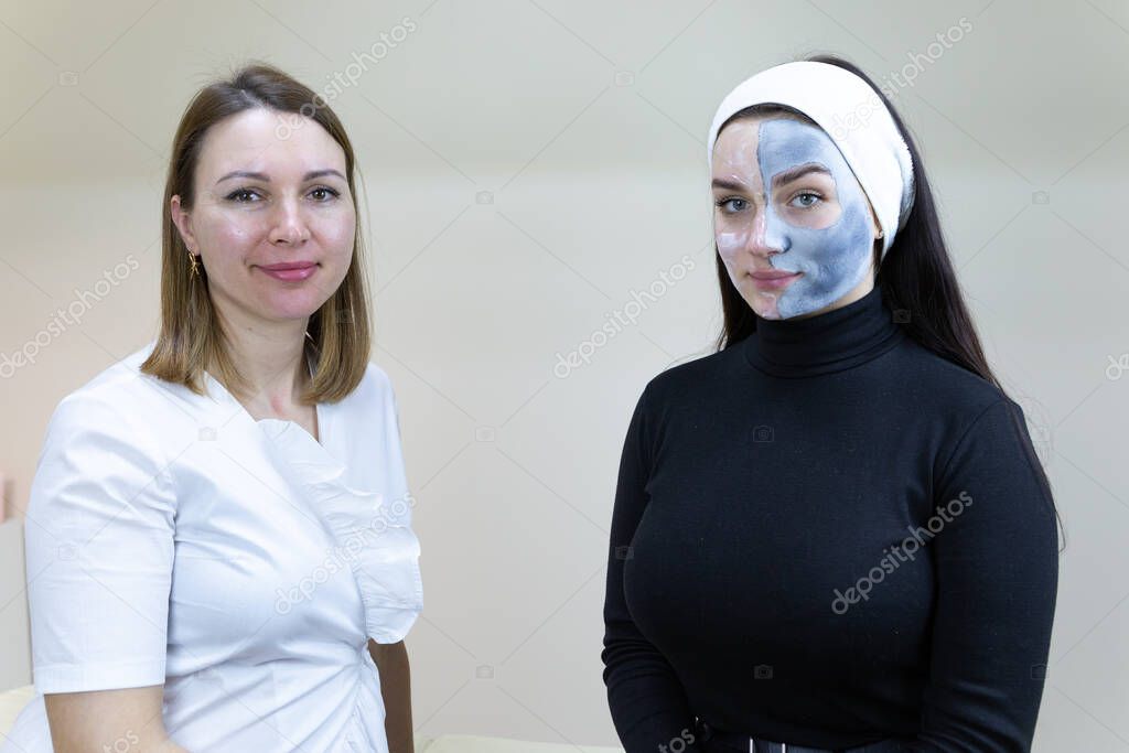 El esteticista con un abrigo blanco sonríe al cliente. Feliz ...