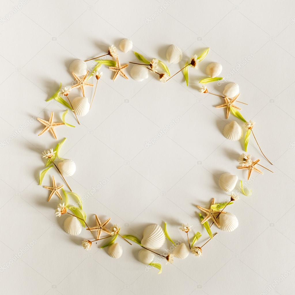 Circle frame background from summer elements - seashell, starfishes ...
