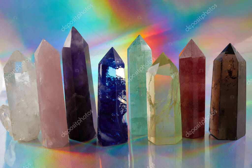 Curación de cristales de chakra sobre fondo halográfico. Meditación ...