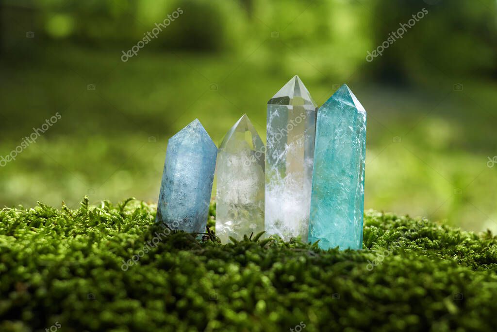 Piedras preciosas minerales sobre misterioso fondo de la naturaleza ...