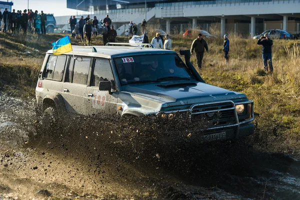 Unknown rider on the off-road vehicle overcomes a route – Stock ...