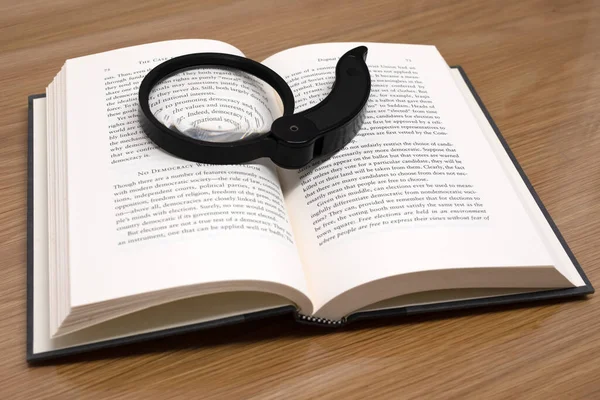 Lupa con libros fotos de stock, imágenes de Lupa con libros sin ...