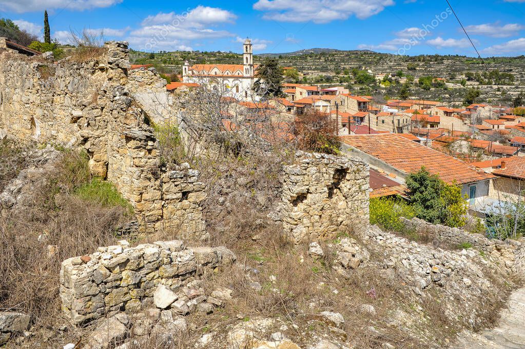 El pueblo de montaña de Lofu, conocido desde el siglo XIV, por su ...