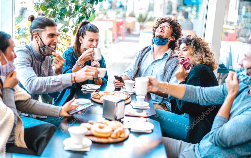 Amigos divirtiéndose bebiendo y comiendo en la cafetería - Jóvenes ...