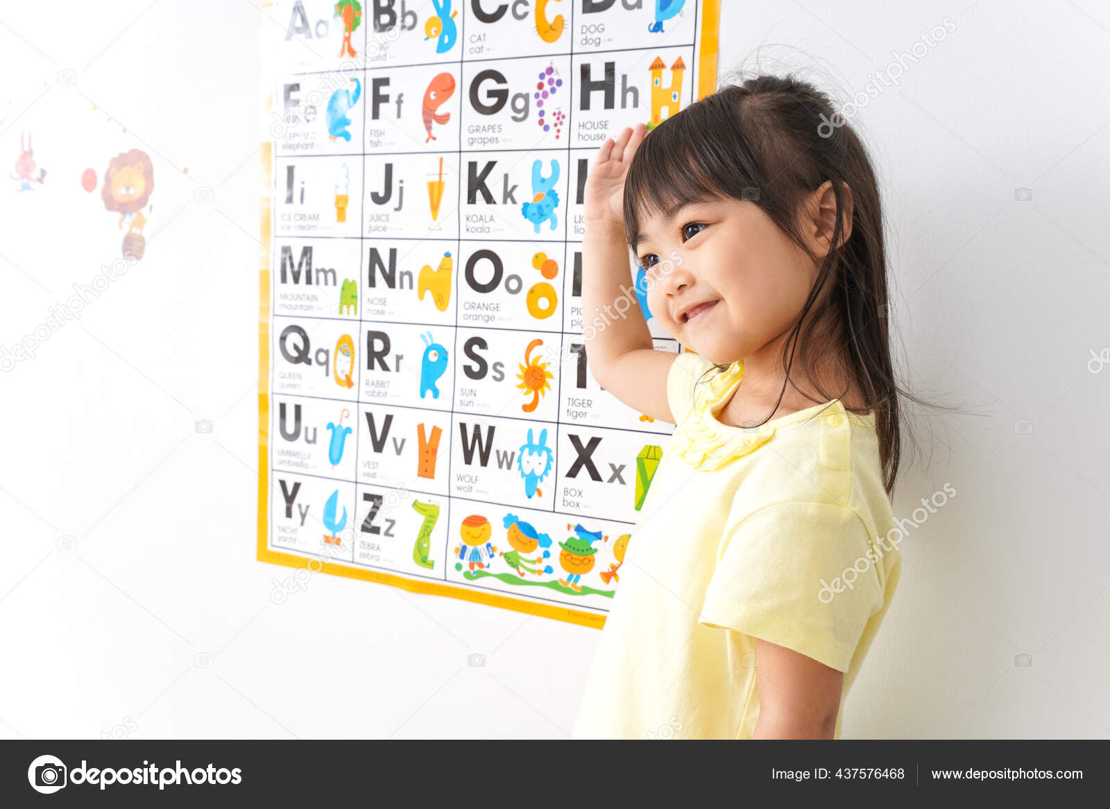 Children Learning English Class — Stock Photo © maroke #437576468