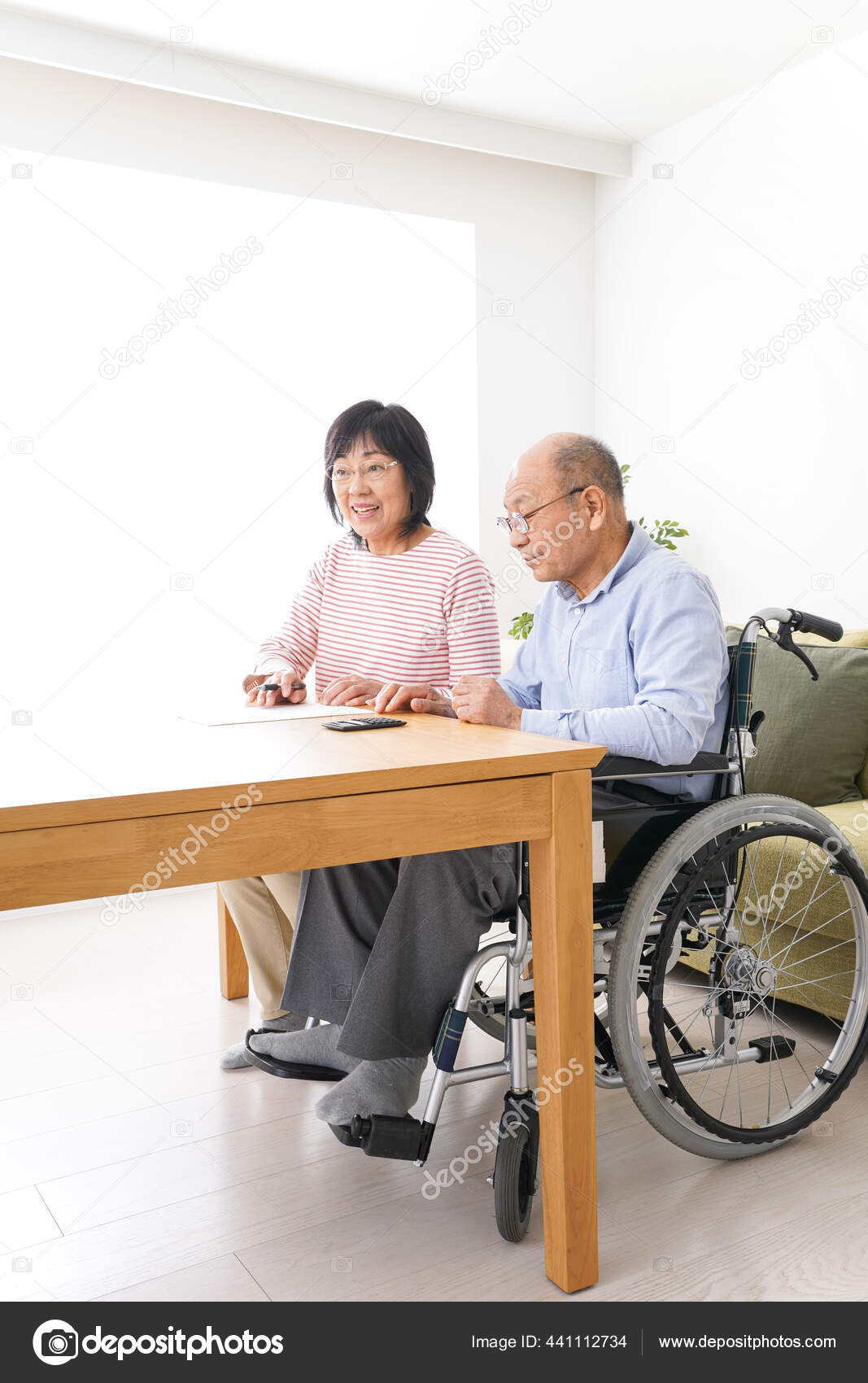 Senior Couple Signing Document — Stock Photo © maroke #441112734