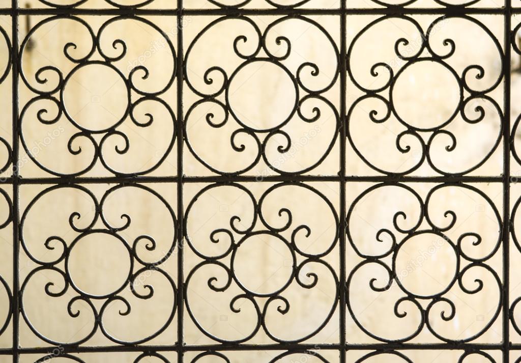 Fenêtre en fer forgé traditionnel, Tanger, Maroc — Photographie Juan_G ...