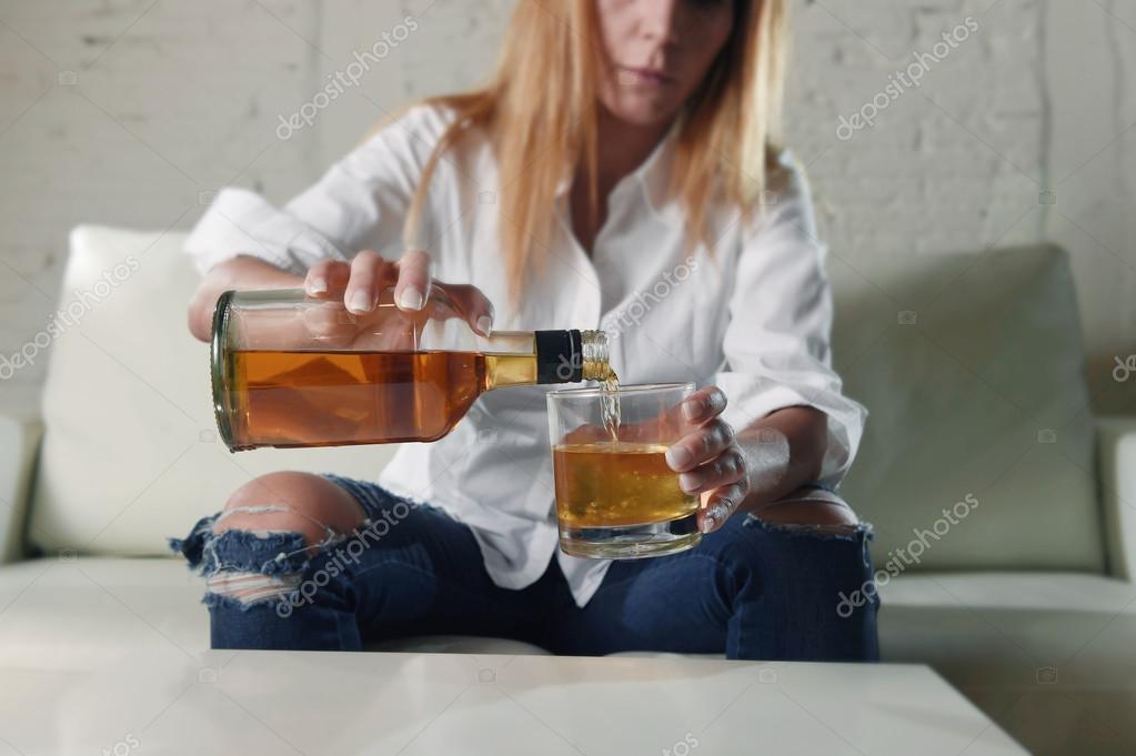 triste deprimido alcohólico borracho mujer beber en casa en ama de casa ...