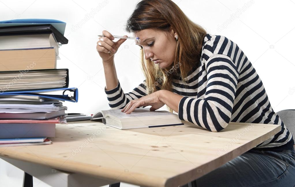 chica joven estudiante concentrado estudiando para el examen en el ...