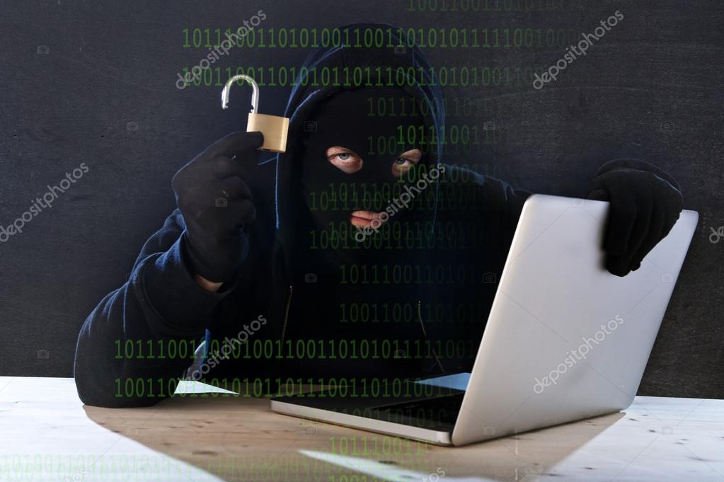 hombre hacker peligroso con computadora y sistema de piratería de ...