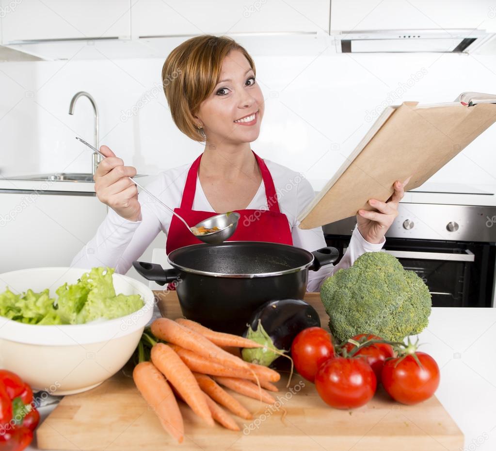 atractiva mujer cocinera preparando sopa de estofado de verduras ...