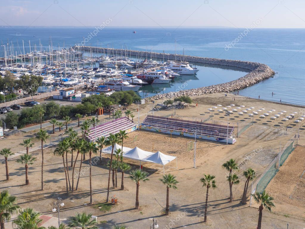 Vista aérea superior con vistas al paseo marítimo de la palmera de ...