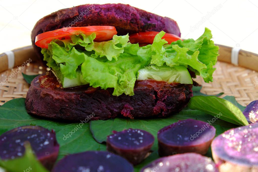 Increíble hamburguesa vegana de camote violeta con tomate, ensalada ...