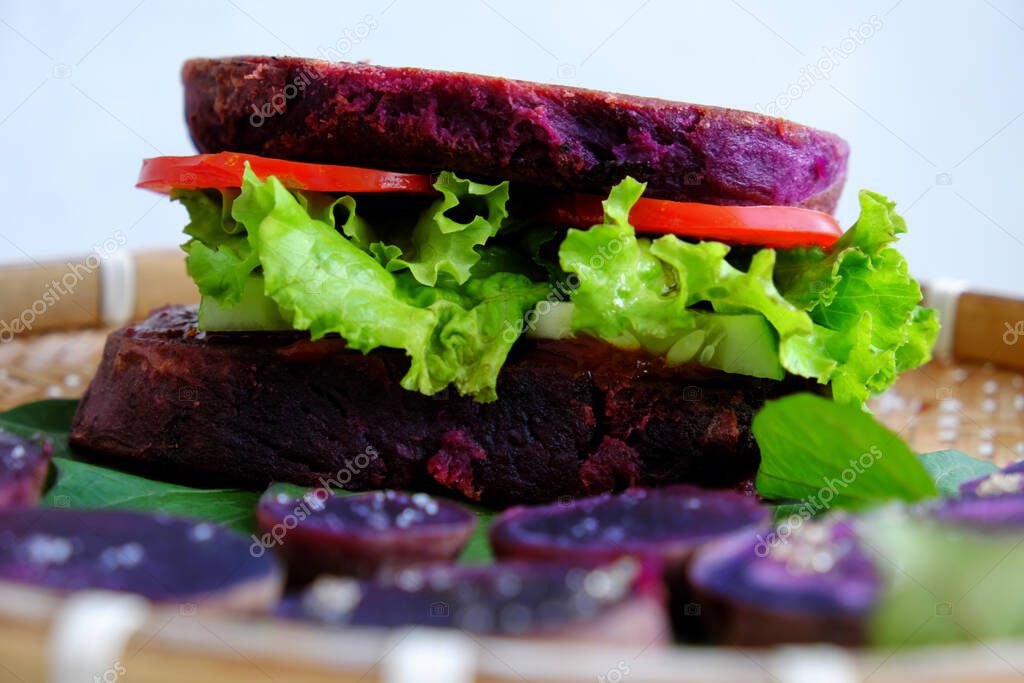 Increíble hamburguesa vegana de camote violeta con tomate, ensalada ...