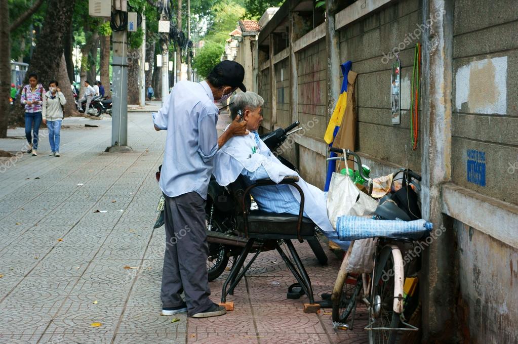 Vietnamese open air barber shop on pavement — Stock Editorial Photo ...