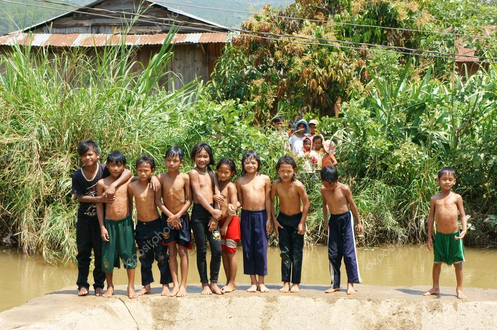 Asian children bath in the river — Stock Editorial Photo © xuanhuongho ...