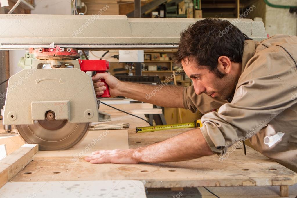 joven carpintero trabajo con sierra circular — Fotos de Stock ...
