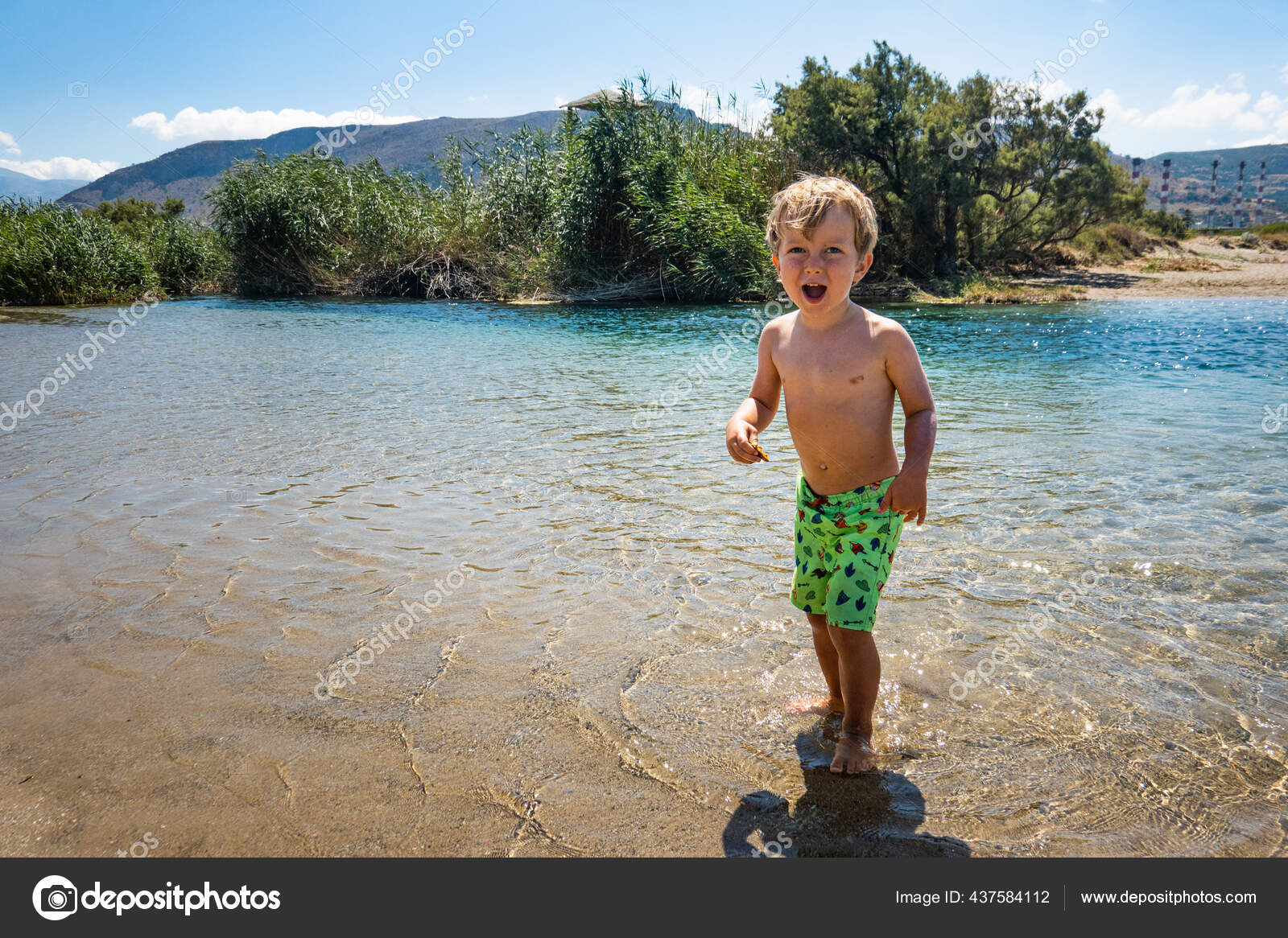Petit Garçon Debout Pieds Nus Dans L'eau image libre de droit par ...