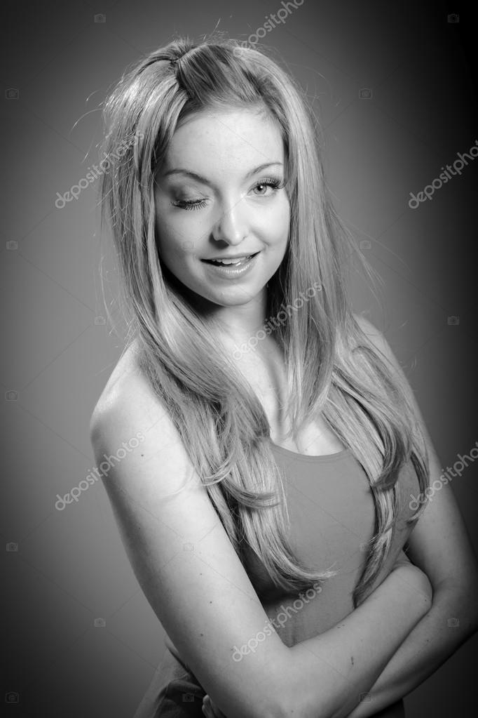 Mujer parpadeando con su ojo — Foto de stock #78836902 © Bruno135