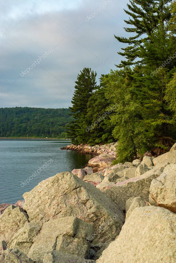 Salida del sol a lo largo de la ruta Tumbled Rocks Trail en una hermosa ...