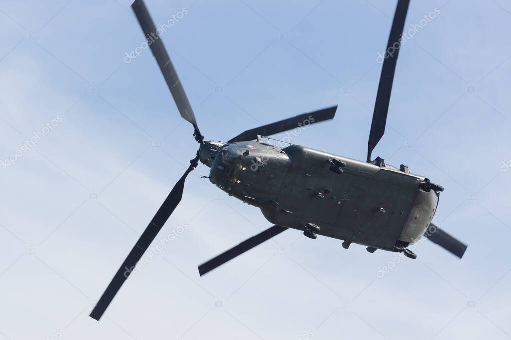 Boeing CH47 Chinook helic ptero de transporte militar de la Real Fuerza A rea que lo utilizan ...