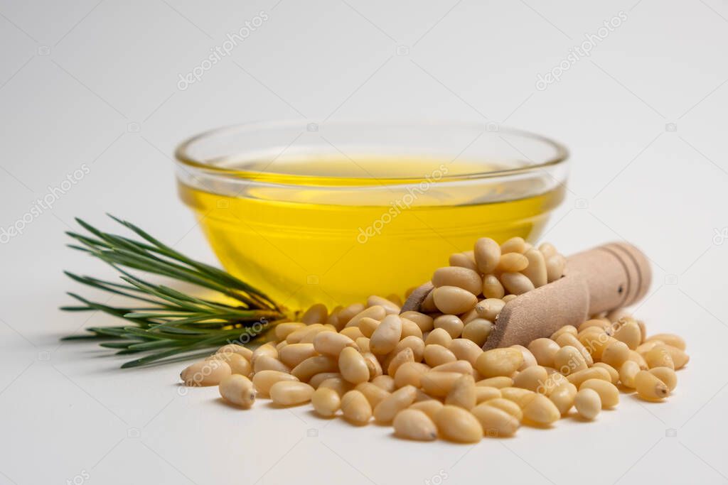 Aceite de piñones con piñones pelados y conos de pino sobre fondo ...