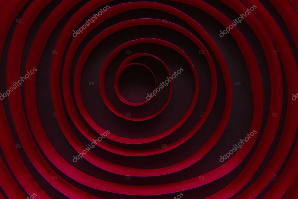 Cinta de raso granate colocada en círculos en una espiral sobre un ...