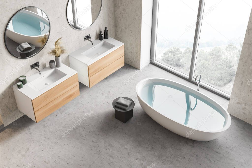 Vista superior del elegante baño con paredes blancas y de madera, suelo ...